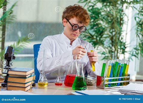 Den Unga Galna Kemisten Som Arbetar I Labbet Fotografering F R Bildbyr Er Bild Av Galet