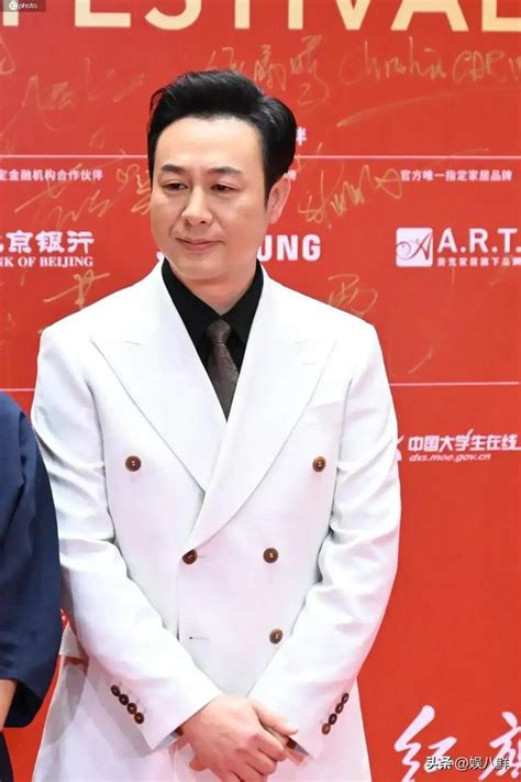 站在張藝謀旁邊，張頌文的一個動作，涵養體現的淋漓盡致 每日頭條