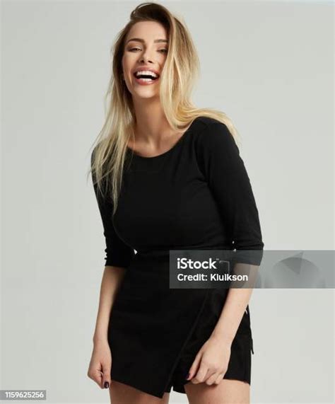 사진 스튜디오에서 포즈를 취하는 젊은 아름다운 금발의 여성의 클로즈업 초상화 여자에 대한 스톡 사진 및 기타 이미지 여자 금발 머리 한 명의 여자만 Istock