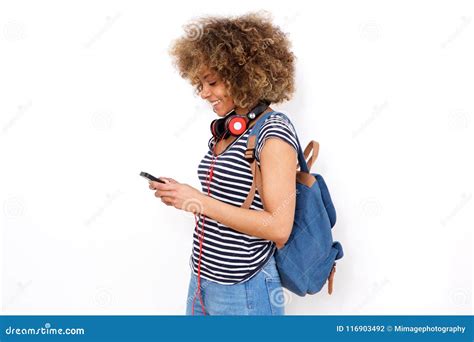 Mulher Negra Nova Telefone Celular E Saco Contra O Fundo Branco Foto De Stock Imagem De