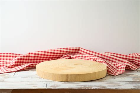 흰색 벽 배경 위에 소박한 테이블에 빨간색 체크 테이블 보와 빈 나무 로그 디자인 및 제품 디스플레이에 대 한 부엌 모의