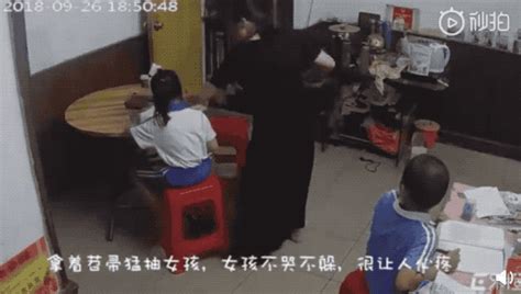掌掴、脚踹、椅子抡小女孩遭全家人轮番虐打！警方通报！