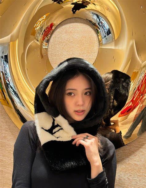 欧阳娜娜晒巴黎街拍 时尚慵懒美如油画 搜狐大视野 搜狐新闻