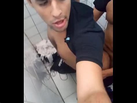 Dando o cu no banheiro do metro tem que aguentar quietinho pra não