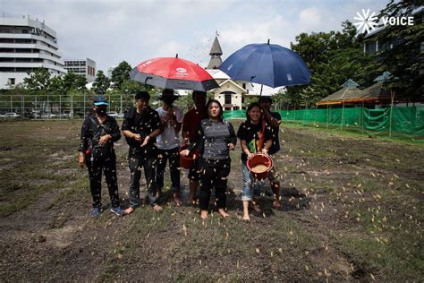 Voice Tv On Twitter กลุ่มนักศึกษา นักกิจกรรมลุยสนามฟุตบอล มธ ที่เพิ่งถูกไถหน้าดิน ก่อนเผา