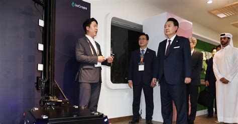 스마트 작물관찰로봇 설명듣는 윤석열 대통령