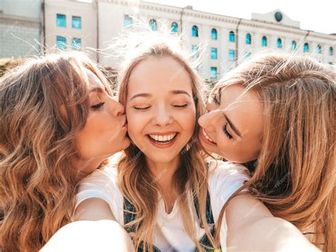 Три молодых улыбающихся хипстерских женщины в летней одежде Девушки