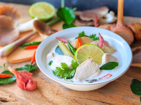Soupe De Poulet Galangal Thaï Au Lait De Coco Crémeux Ou Tom Kha Gai Célèbre Cuisine