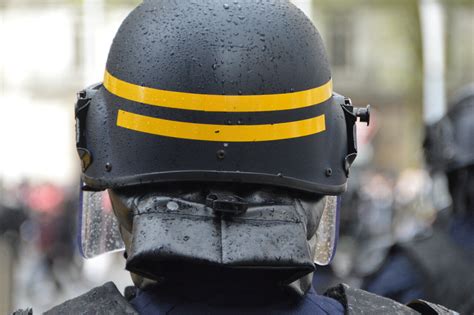 Nantes Un Manifestant Amputé Dun Testicule Après Un Tir De Lbd Une