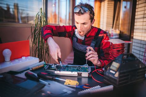 실험실에서 컴퓨터 마더 보드를 수리하는 젊은 전기 기술자 Cpu에 대한 스톡 사진 및 기타 이미지 Cpu Pci 카드 Stem 주제 Istock