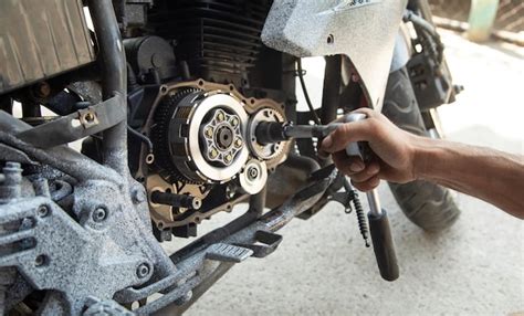 Reparación mecánica del motor de la motocicleta concepto de