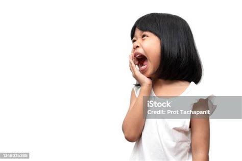 화가 감정 아시아 소녀의 초상화 비명과 좌절 분노와 함께 소리 미친 흰색 배경에 소리 주의력 결핍 과잉 행동 장애의 개념 감정에