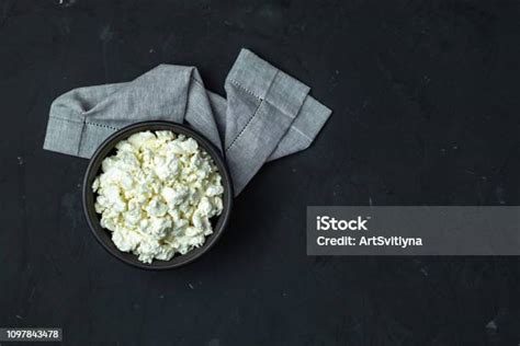 어두운 콘크리트 테이블 표면에 검은색 세라믹 그릇에 만든 코 티 지 치즈 0명에 대한 스톡 사진 및 기타 이미지 0명