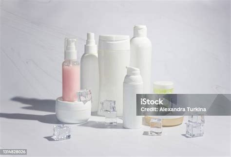 밝은 배경에 화장품흰색 병과 캔 클린 레이아웃 및 템플릿 화장품에 대한 스톡 사진 및 기타 이미지 화장품 개체 그룹 건강
