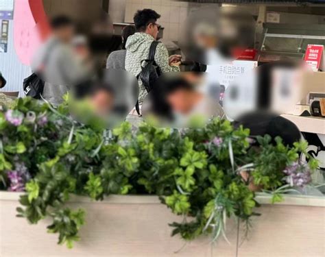网友欢乐谷偶遇贾乃亮和甜馨，甜馨越来越漂亮了财经头条