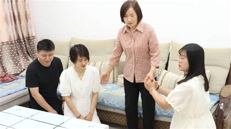 兄妹三个从小是嫂子带大，分拆迁款当天，一跪感动全场 Youtube