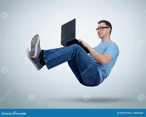 Uomo Del Programmatore Che Lavora Con Il Computer Portatile Nellaria