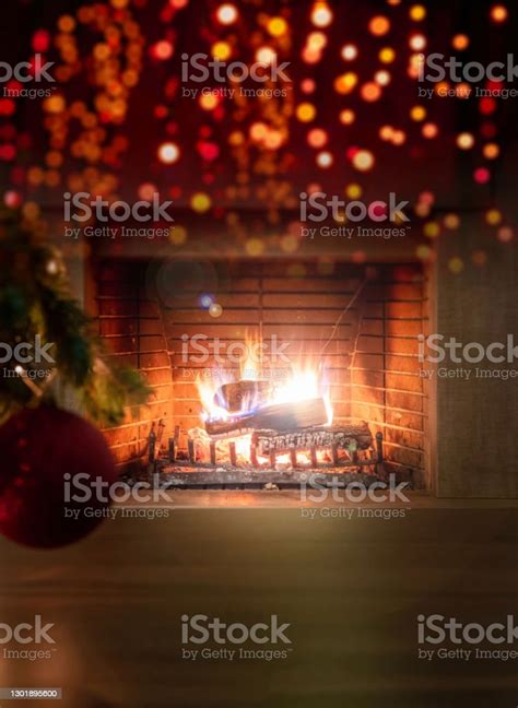 집에서 Xmas 나무 가지에 빨간 공 보케 불타는 벽난로 배경 공간을 복사합니다 크리스마스에 대한 스톡 사진 및 기타 이미지