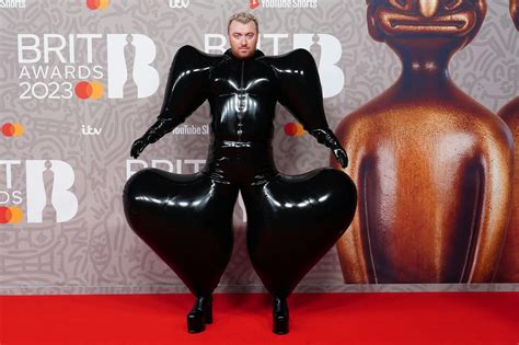 Noch Ein Spionageballon Sänger Sam Smith Bei Den Brit Awards