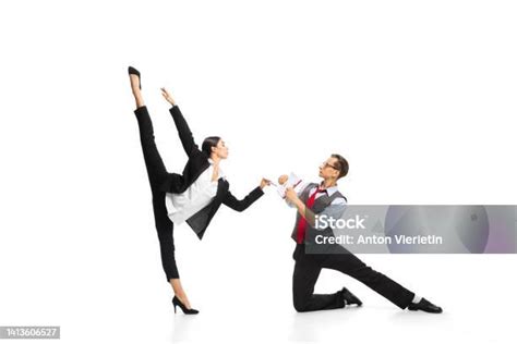 젊은 사람들의 초상화 쌍둥이 위에 서있는 여자와 하얀 배경에 고립 된 남자가 준 계약서에 서명하는 여성 20 24세에 대한 스톡 사진 및 기타 이미지 Istock