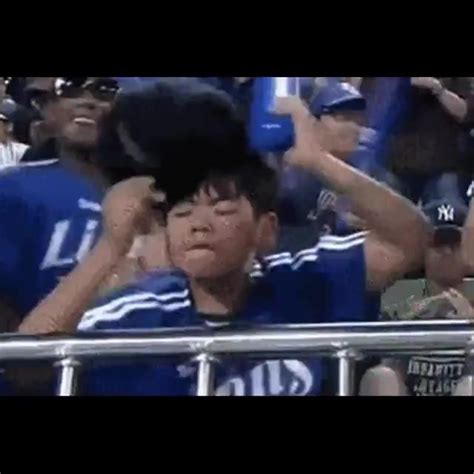 야구장 아저씨들에게 신체를 빼앗긴 아이들