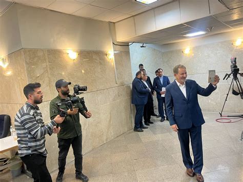 خبرآنلاین عکس حضور پسر اسحاق جهانگیری به همراه پدرش در وزارت کشور