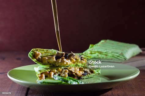 샌드위치입니다 닭고기 버섯 치즈 피타 녹색입니다 오이 나무 배경에 바베 큐 고기 Shawarma입니다 녹색 플레이트에 고기