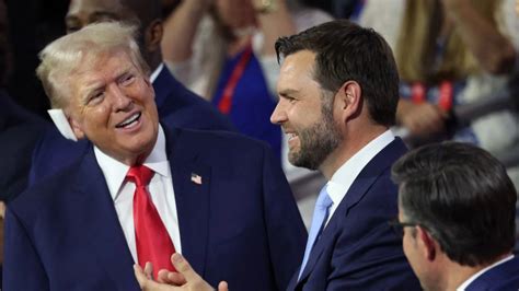 Donald Trump trijumfalno se pojavio na prvoj večeri republikanske