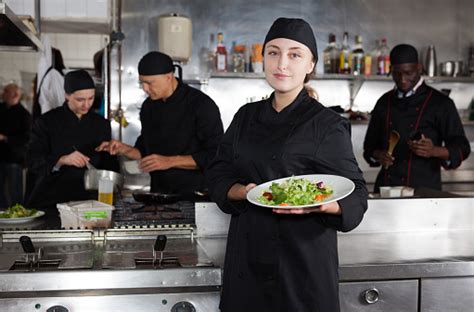 레스토랑 주방에서 요리 한 요리와 긍정적 인 여성 요리사 건강한 식생활에 대한 스톡 사진 및 기타 이미지 건강한 식생활 그릇 기술 Istock