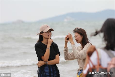 中秋假期 青岛栈桥成了游客“淘宝”乐园 美女合影留念晒“丰收” 搜狐大视野 搜狐新闻