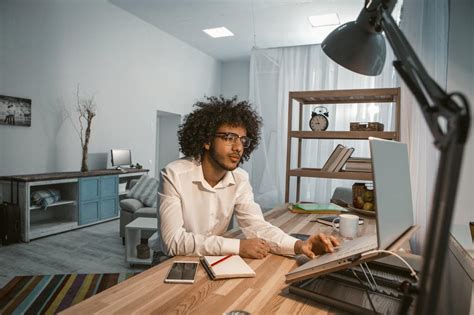 7 sites que te pagam em dólar para trabalhar em casa Meu Valor