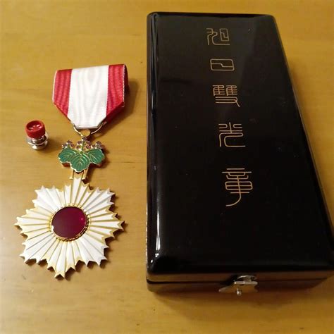 【希少品 極美品】旭日双光章（勲五等旭日双光章）制度改正後タイプ 完品 新型 メルカリ