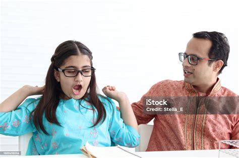 Gadis Siswa Sekolah India Di India Berpakaian Tradisional Menguap Saat