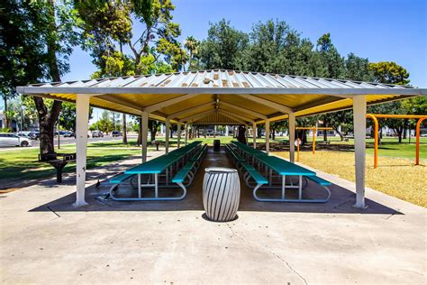 Grande Pergola Avec Tables De Pique Nique Dans Un Parc Public Gratuit