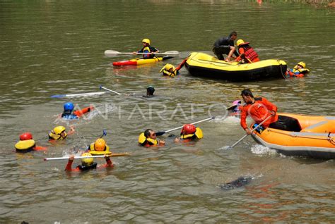 LATIHAN PENANGGULANGAN BENCANA ANTARA Foto