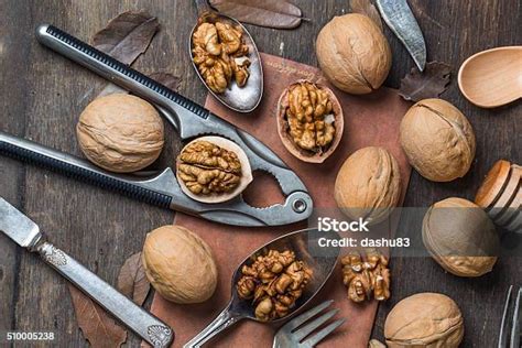 호두 월넛 낟알 말린 과일과 견과류 음식 갈색 목재 배경 숟가락 0명에 대한 스톡 사진 및 기타 이미지 0명 갈색 건과일 Istock