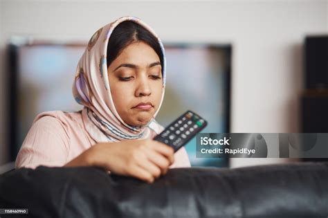 Tv 리모컨으로 히잡의 젊은 무슬림 여성 20 29세에 대한 스톡 사진 및 기타 이미지 20 29세 Tv 보기 가구 Istock