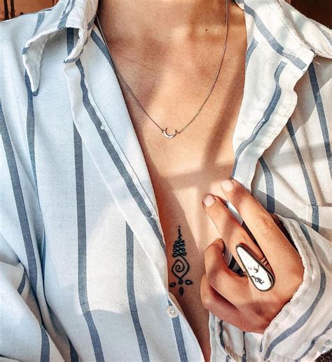25 Tatuajes En El Pecho Para Mujer Y Hombre Minimalistas Y Discretos