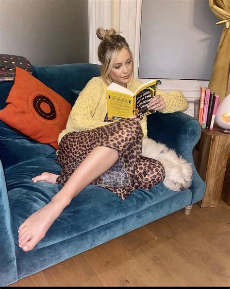 Laura Whitmore Scrolller