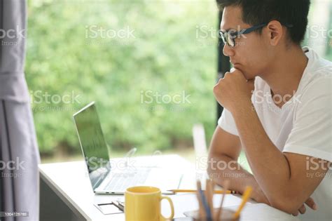 집에서 온라인으로 학습하는 컴퓨터와 함께 일하는 아시아 청년 기업가 E러닝 웨비나 미팅 유능한 전염병의 사회적 거리 18 19