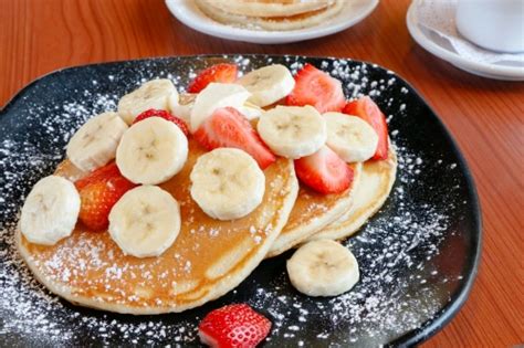 Hotcakes con Fresas y Plátano Café de La Flor