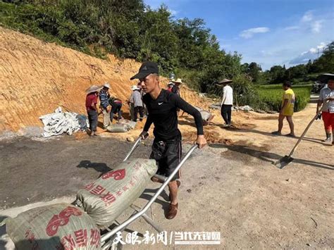 贵定黄土村：村民自筹修河堤 守护家园育后人议事村寨群众