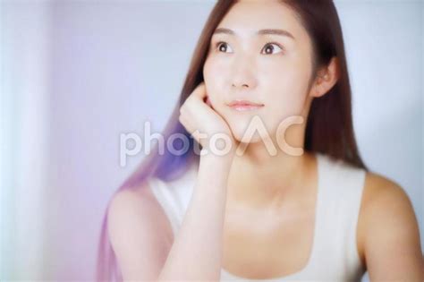 頬杖をして見つめる女性 No 25855450｜写真素材なら「写真ac」無料（フリー）ダウンロードok