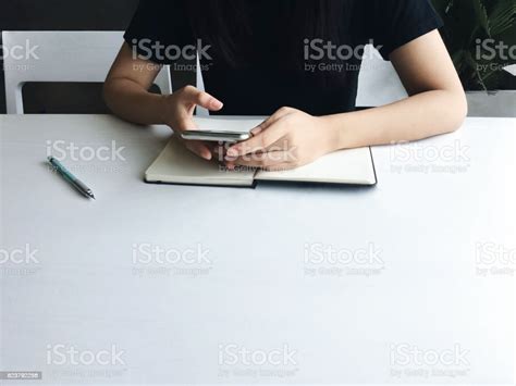 참고도 서와 하얀 테이블 위에 펜 스마트 전화에 입력 하는 젊은 여자 개념에 대한 스톡 사진 및 기타 이미지 개념 검은색 고용과 노동 Istock