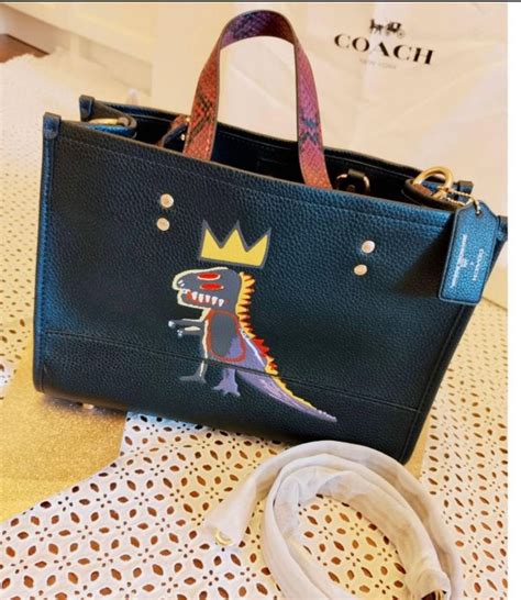 一元起標如新 Coach牛皮 X 當代藝術大師JEAN MICHEL BASQUIAT限量恐龍國王 聯名款 可提可肩背可斜背三用款托特