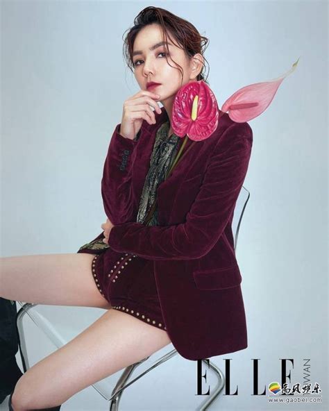 Ella陈嘉桦时尚杂志拍摄写真照身穿酒红色丝绒西装面部妆容精致复古 新闻资讯 高贝娱乐