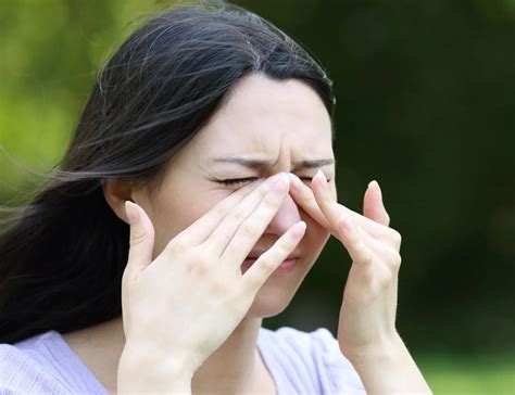 علت خارش چشم و عوارض وحشتناکی که دارد Komolife