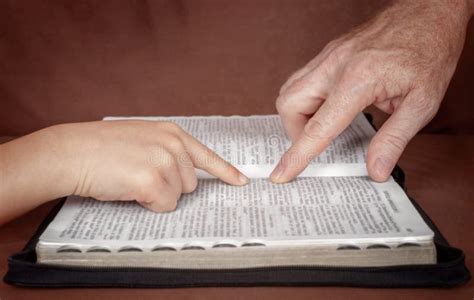 Estudiar La Palabra De Dios Imagen De Archivo Imagen De Amistad Adulto
