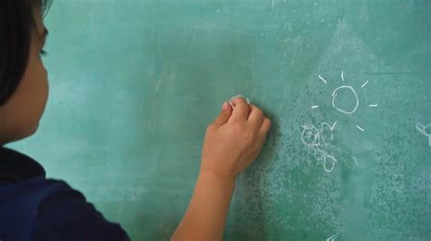 有关一群孩子 上学日 休閒裝 充满活力的学生 初等教育 到校 去上学 同学 回到学校 團隊合作 埃姆斯达埃斯科斯科拉