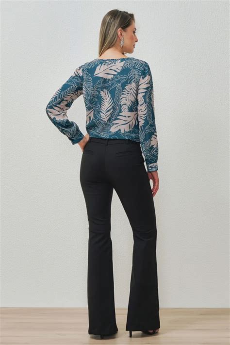 BLUSA FOLHAGEM MANGA LONGA PREGAS DECOTE